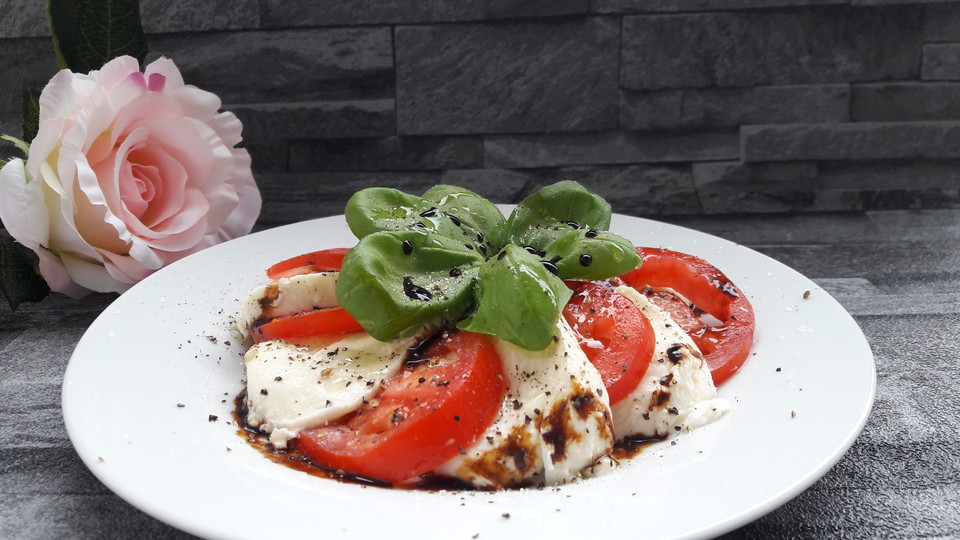 Tomate - Mozzarella - Salat mit Balsamicodressing von naensle | Chefkoch
