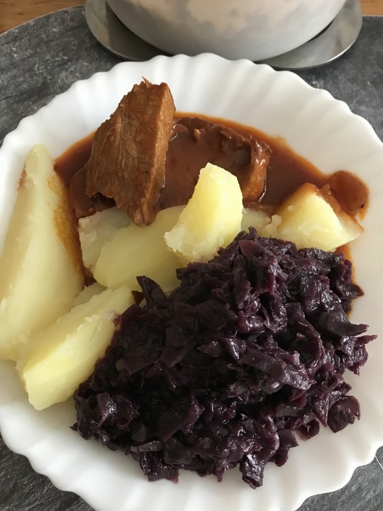 Schweinebraten mit Rotkohl und Knödeln von Akithedevil | Chefkoch.de