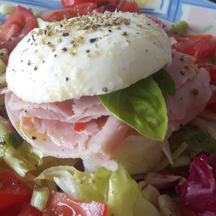 Mozzarella-Burger mit Tomaten und Salat | Chefkoch