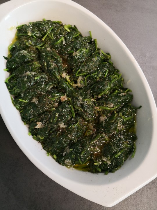 Frischer Blattspinat mit Knoblauch und Olivenöl von Qumpfer | Chefkoch