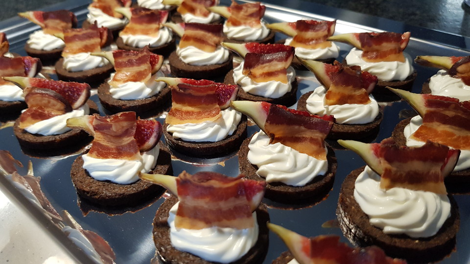 Pumpernickeltaler mit Ziegenfrischkäse, Feige und Baconchip von aschoss ...