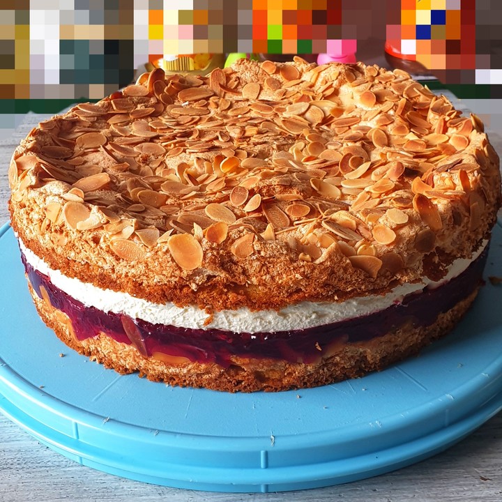 Hansen - Jensen - Torte mit Sauerkirschen von Sivi | Chefkoch