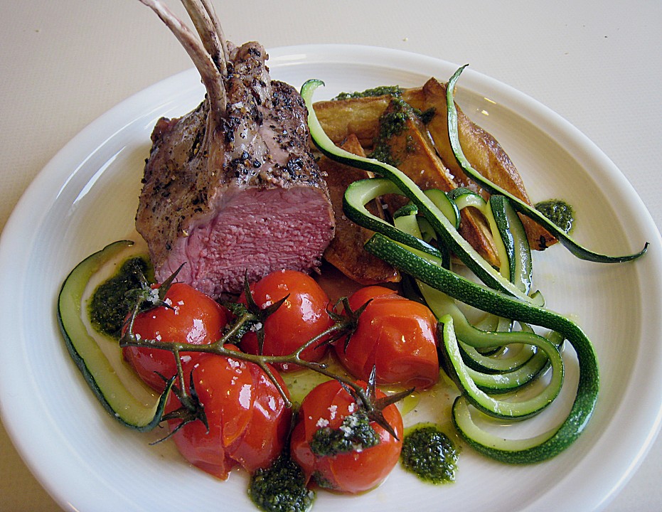 Lammkarree mit Schmortomaten und Zucchinistreifen von schrat | Chefkoch