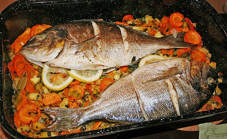 Ganzer Fisch auf Kartoffeln und Gemüse von Anita_11 | Chefkoch