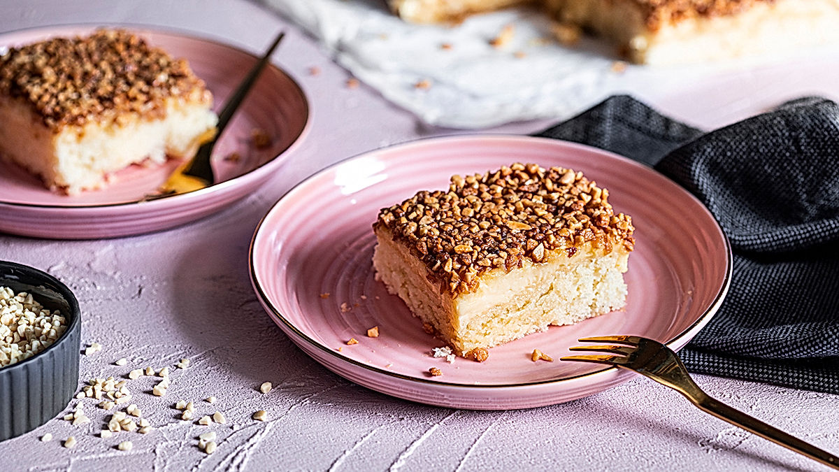 Saftiger Mandel-Vanille-Kuchen mit knackigem Topping