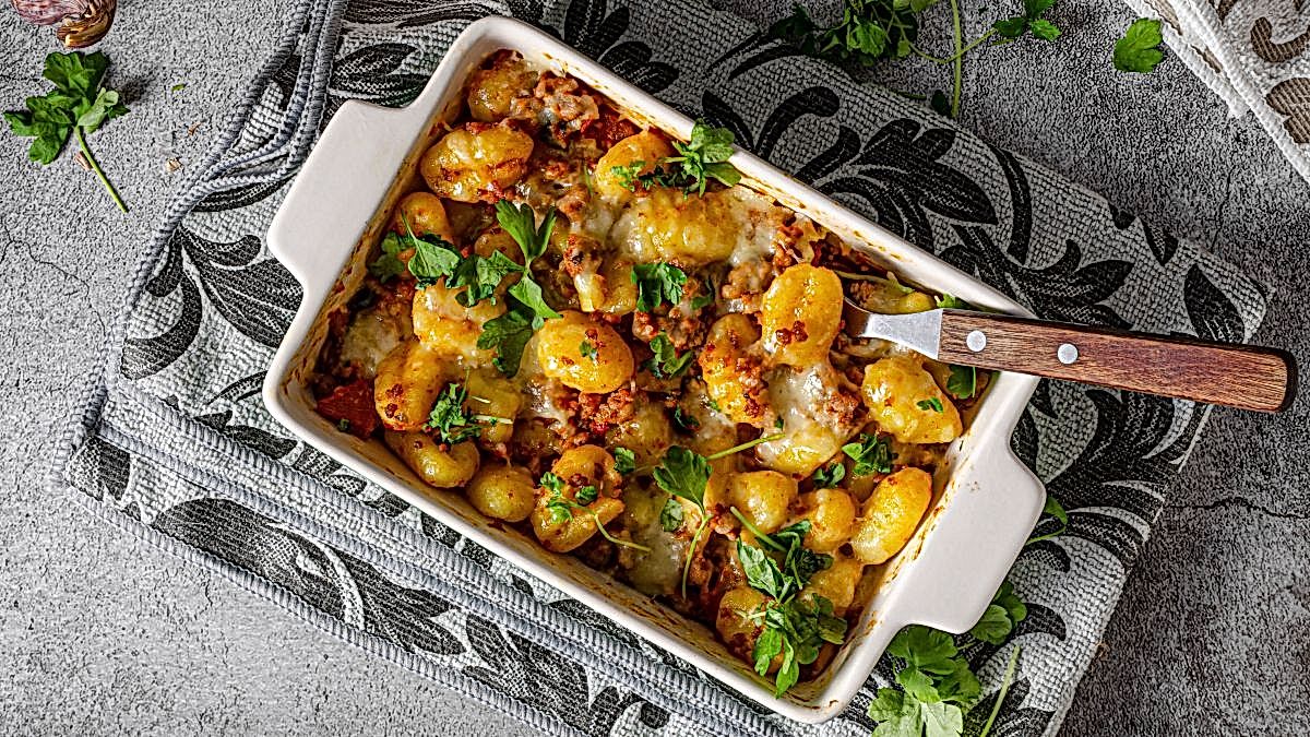 Gnocchi-Auflauf mit Hackfleisch: Einfaches Rezept mit Tomatensoße