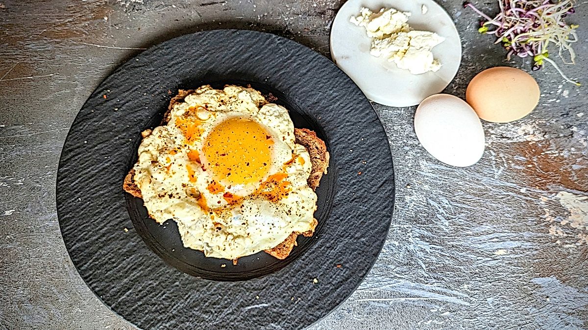 Feta-Spiegelei: Unverschämt knusprig und köstlich