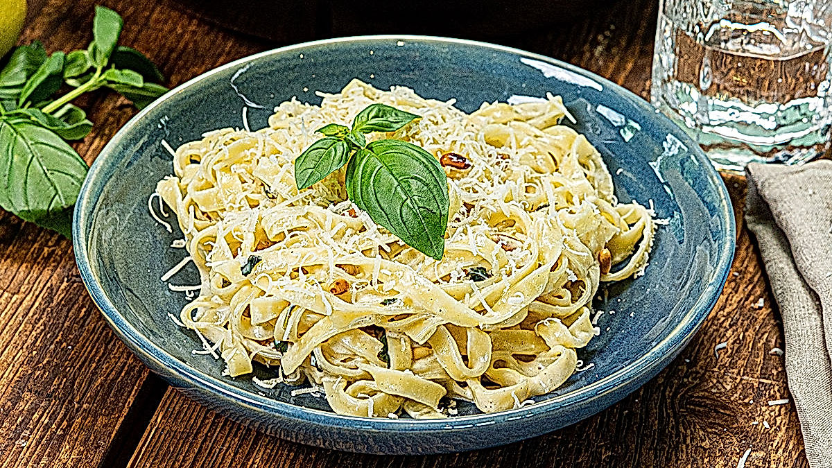 Tagliatelle mit Zitronen-Basilikum-Sauce Rezept