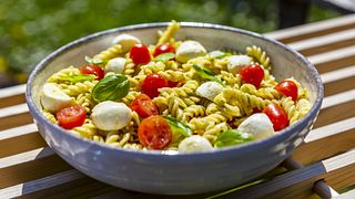 Nudelsalat mit Pesto, Kirschtomaten und Mozzarella