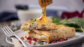 Crispy Feta im Filoteig mit Honig und Nüssen