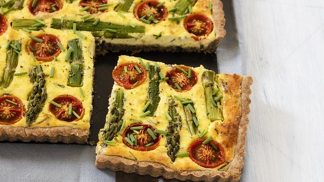 Grüne Spargel-Quiche mit Tomaten: Elegante französische Landküche