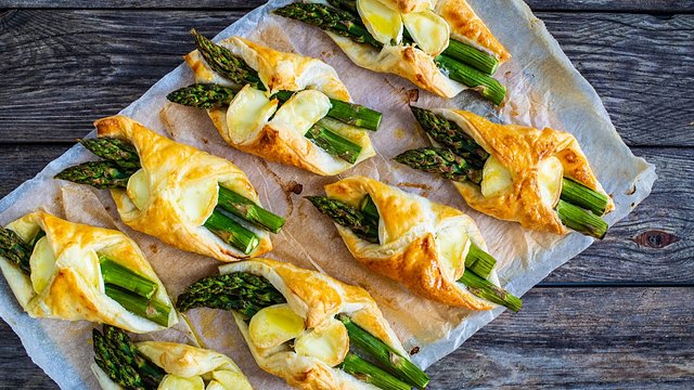 Blätterteigtaschen mit Spargel und Käse: knusprig und cremig