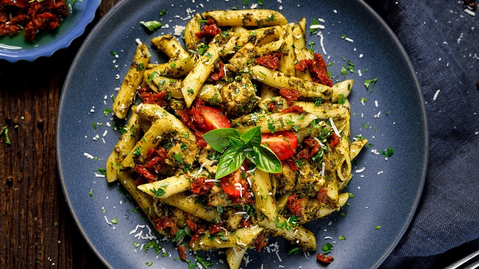 Pesto-Pasta mit Tomaten – mit Pistazien und Parmesan