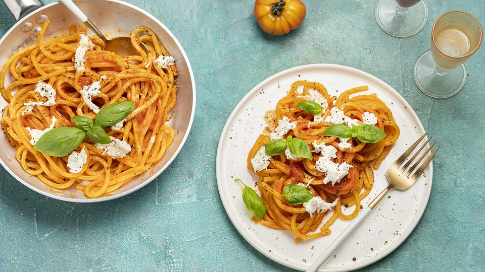 Burrata Pasta mit Tomaten-Butter-Sauce: sommerliches Rezept