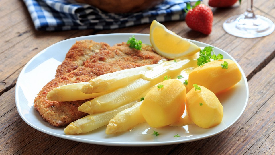 Spargel mit Schnitzel und Kartoffeln: Nur das Beste für Gäste!