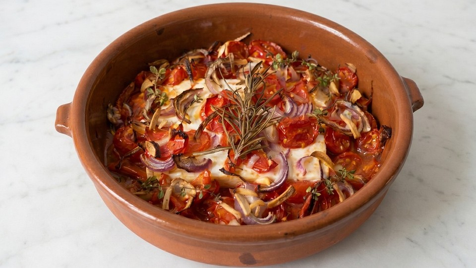 Gebackener Feta mit Tomaten: Schnelles Low-Carb-Rezept