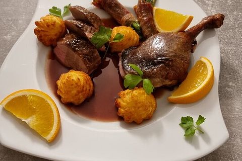 Ente mit Apfel-Orangen-Füllung nach der Niedriggarmethode von schnuffsa ...