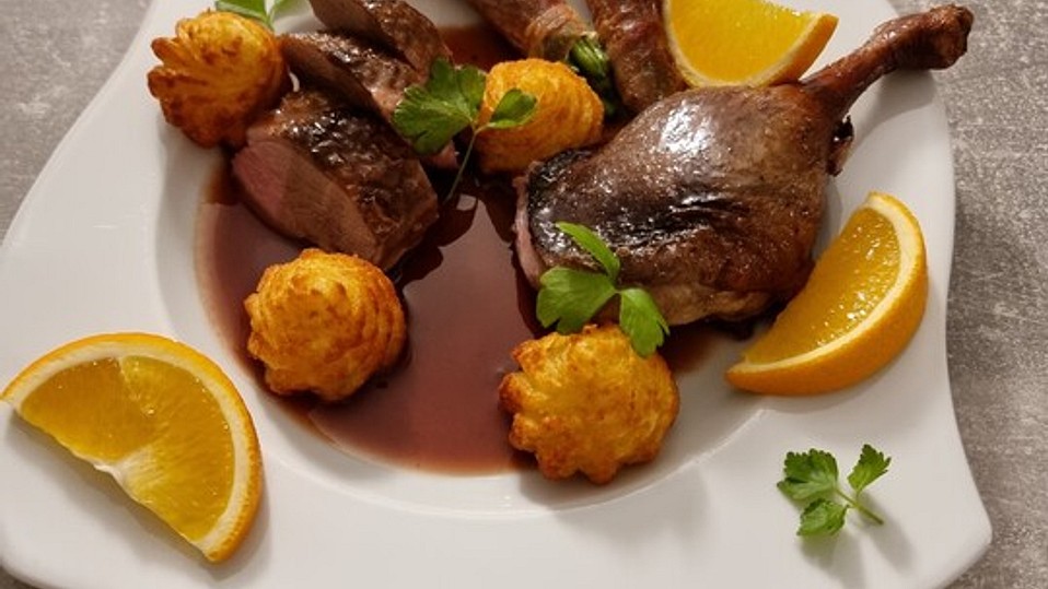 Ente mit Apfel-Orangen-Füllung nach der Niedriggarmethode von schnuffsa