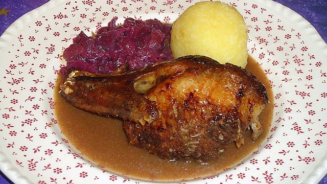 Ente mit Apfel-Orangen-Füllung nach der Niedriggarmethode von schnuffsa