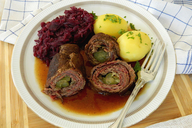 Rinderrouladen mit Kartoffeln und Rotkohl von HeinzV| Chefkoch