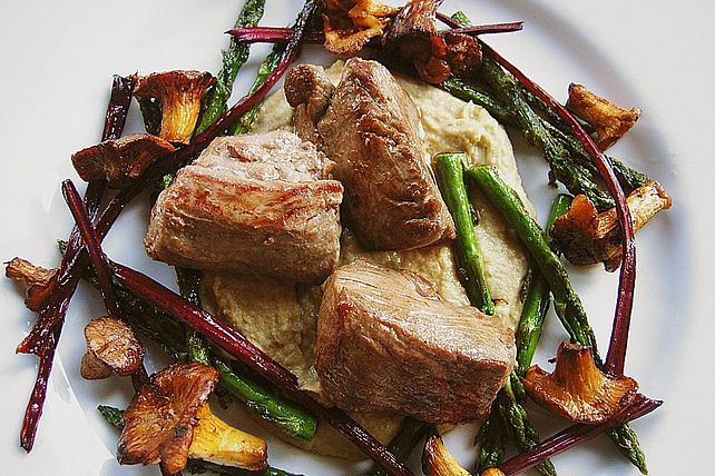 Gebratene Tranchen vom Rinderfilet, asiatisch mariniert auf ...
