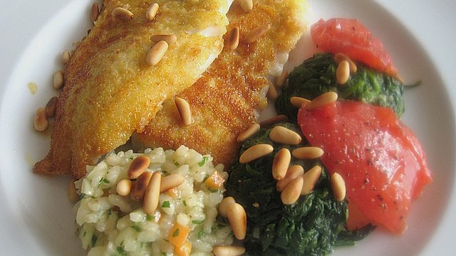 Schellfischfilet mit Spinat, Tomatenvierteln und Risotto von schrat