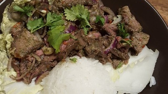 Weinender Tiger (Seua Rong Hai) von RRRay