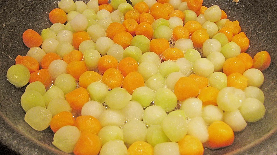 Lammhüfte gebraten mit Gemüseperlen in einer Lamm-Rotwein-Reduktion von ...