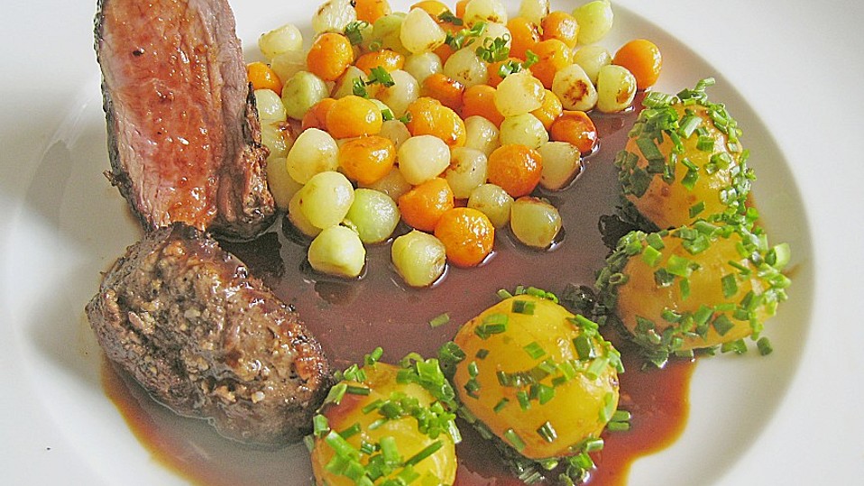 Lammhüfte gebraten mit Gemüseperlen in einer Lamm-Rotwein-Reduktion von ...