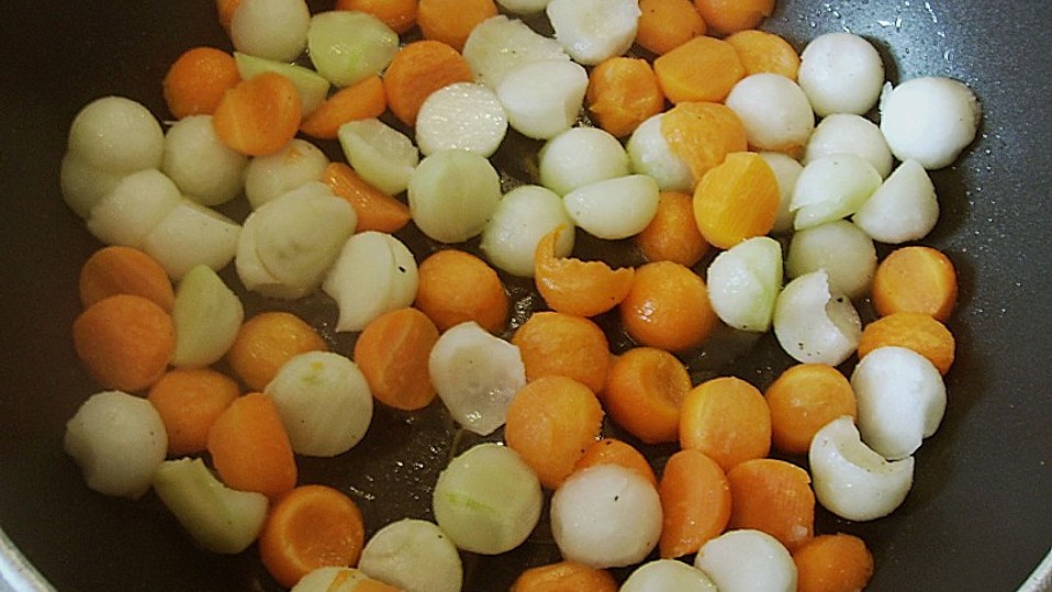 Lammhüfte gebraten mit Gemüseperlen in einer Lamm-Rotwein-Reduktion von ...