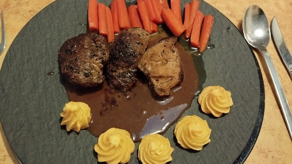 Lammhüfte gebraten mit Gemüseperlen in einer Lamm-Rotwein-Reduktion von ...