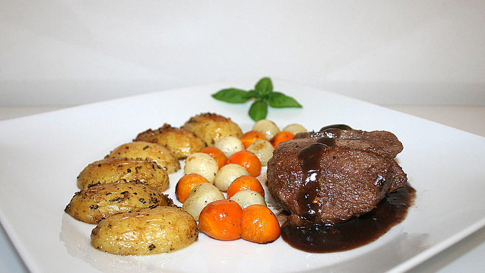 Lammhüfte gebraten mit Gemüseperlen in einer Lamm-Rotwein-Reduktion von ...