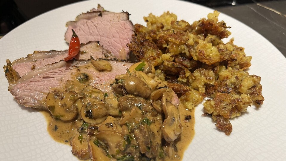 Rosa gebratener Kalbstafelspitz auf Frühlingskräutersauce mit Pilzen ...