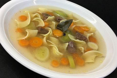 Braune oder klare Rindersuppe von Carmecita| Chefkoch