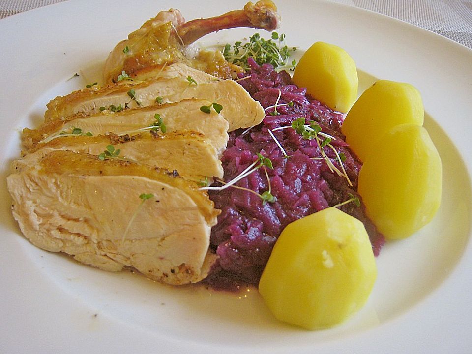 Tranchen von der Maishähnchenbrust an karamellisiertem Apfelrotkohl von ...