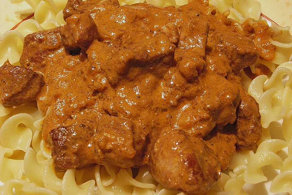 Gulasch mit Rotwein und Crème fraiche von monimahoni0905