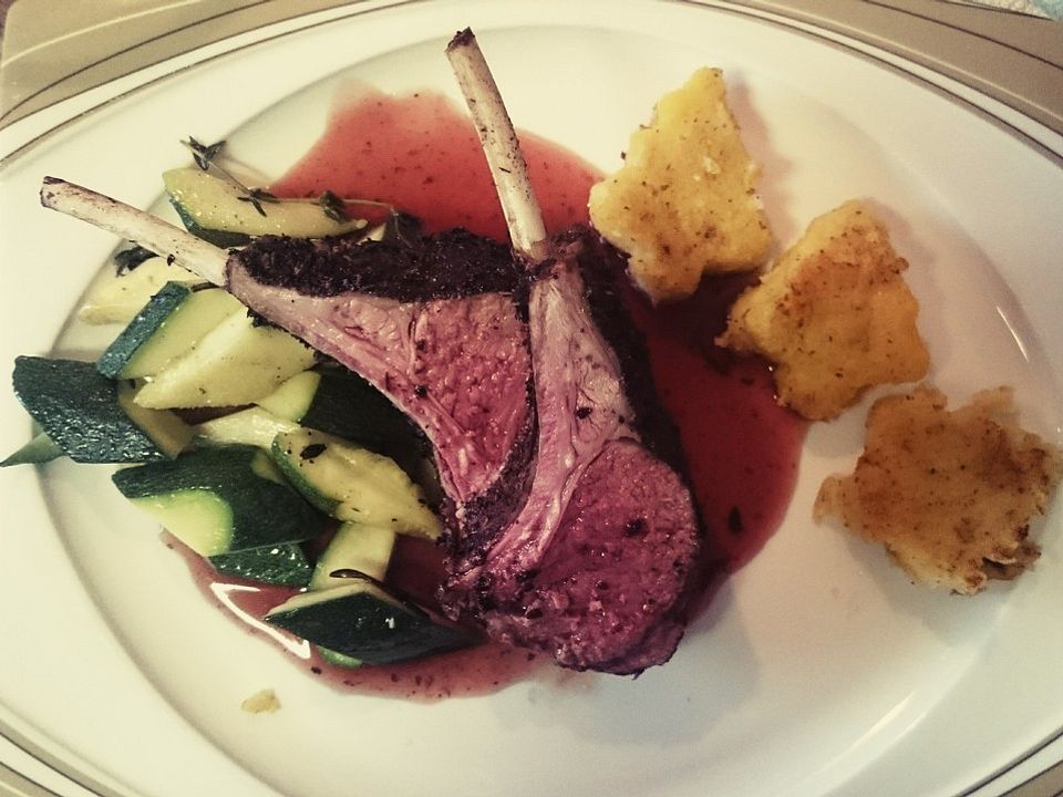 Schwarzes Lammkarree auf Zucchinigemüse und Tomaten - Mandel - Polenta ...