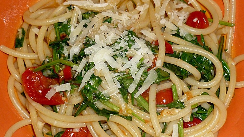 Scharfe Spaghetti mit Rucola, Tomate und Parmesan von lilabär