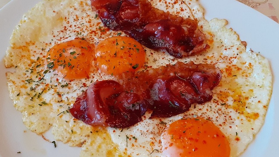 Spiegeleier mit Tomaten und Speck von Alexandra