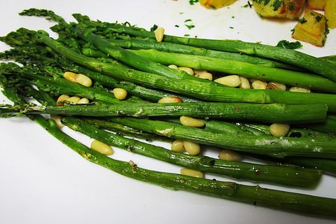 Grüner Spargel mit Pinienkernen von gcook