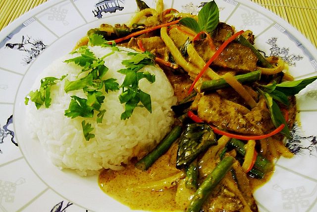 Rotes Rindercurry mit Schlangenbohnen und Bambussprossen von Surina