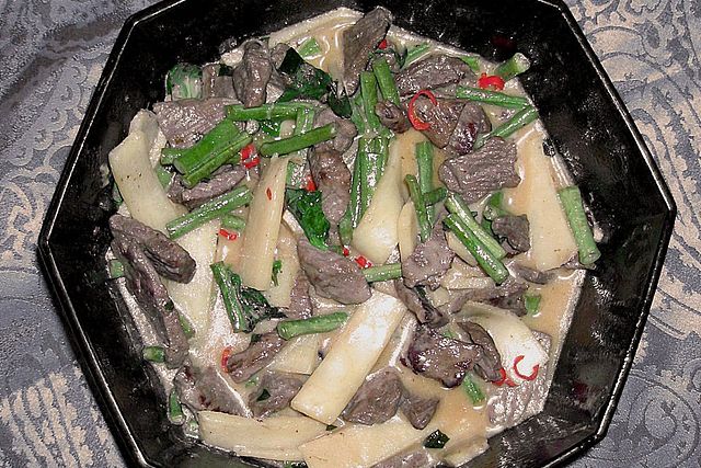 Rotes Rindercurry mit Schlangenbohnen und Bambussprossen von Surina