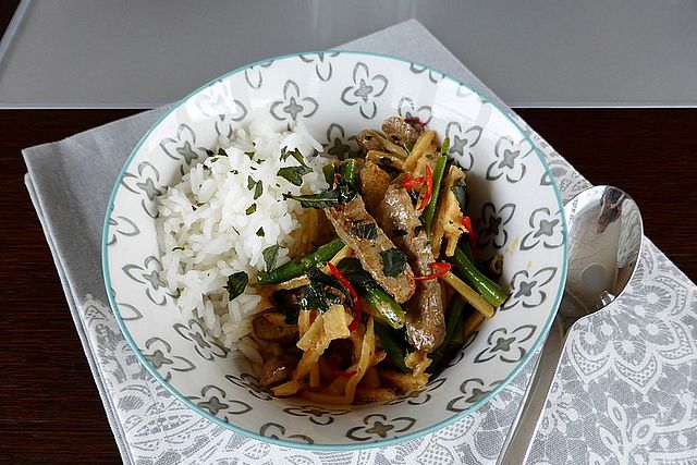 Rotes Rindercurry mit Schlangenbohnen und Bambussprossen von Surina