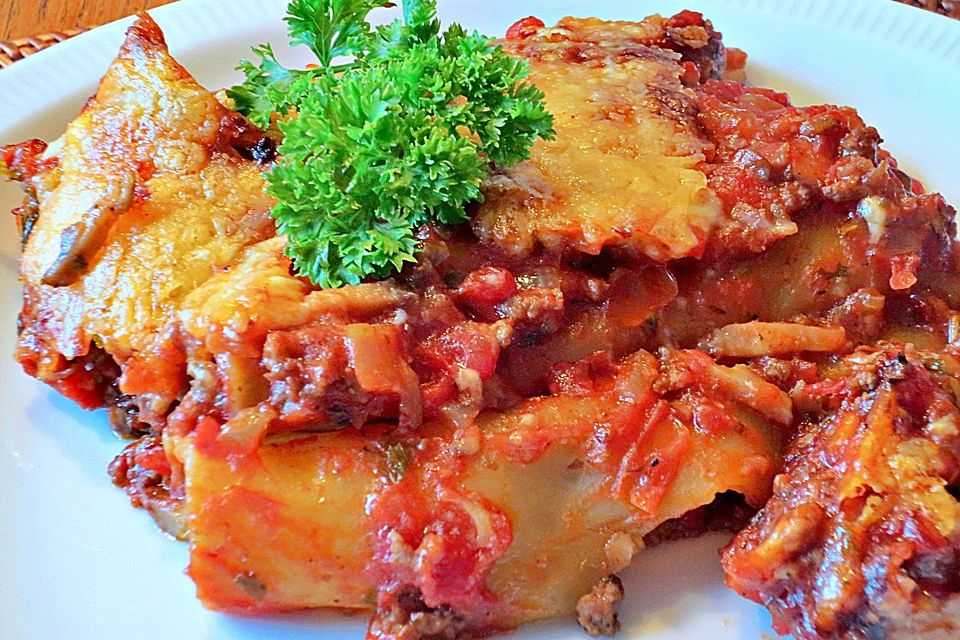 Cannelloni gefüllt mit Hackfleisch und mit Bechamelsauce überbacken von ...