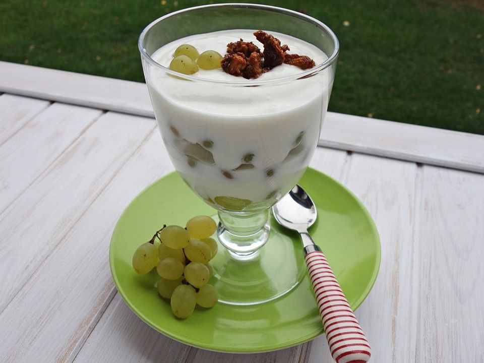 Joghurt mit Weintrauben und karamellisierten Walnüssen von ...