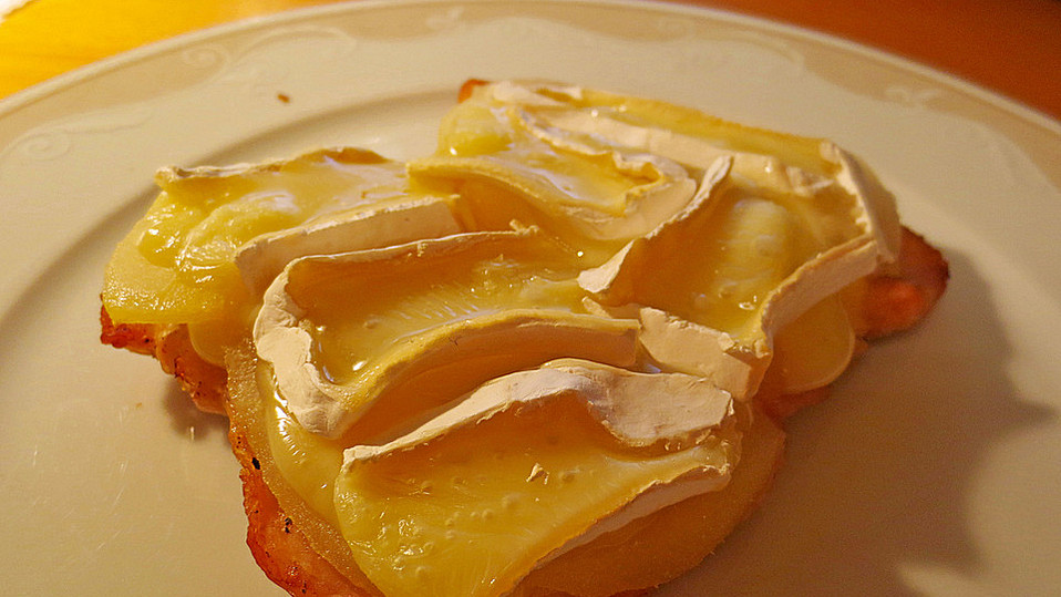 Überbackene Hähnchenschnitzel mit Birne, Preiselbeeren und Camembert ...