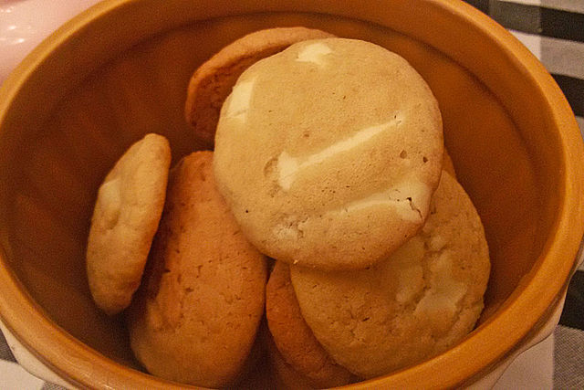 Cookies mit weißer Schokolade und Macadamianüssen