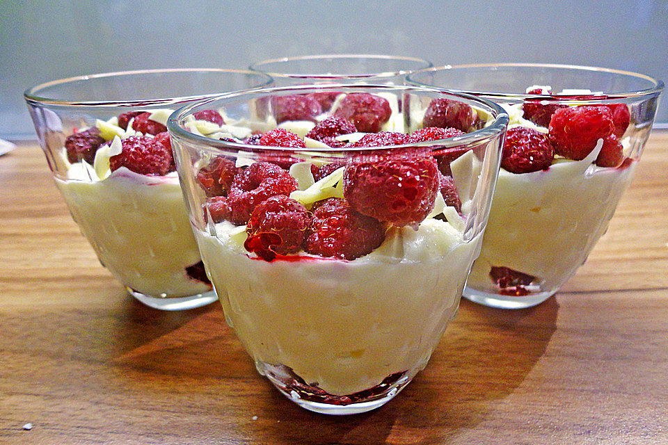 Weißer Schokopudding mit Himbeeren von cookeandbake