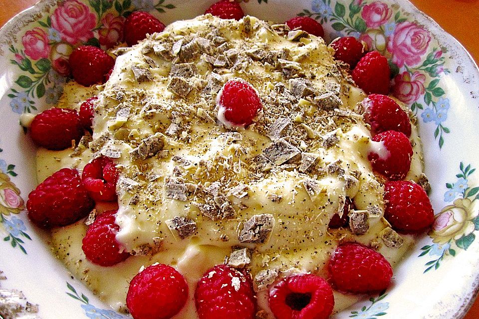Weißer Schokopudding mit Himbeeren von cookeandbake