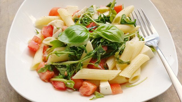 Nudelsalat mit Rucola, Tomate und Mozzarella von moselle